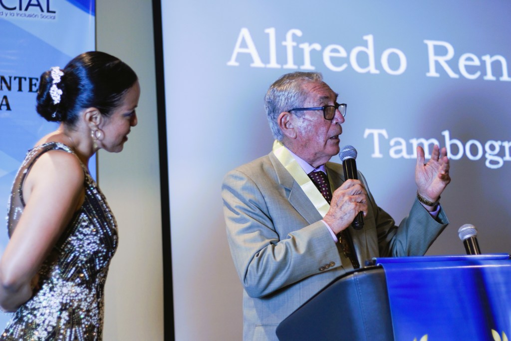 Alfredo Rengifo Navarrete recibe el premio «Alcalde Solidario e ...