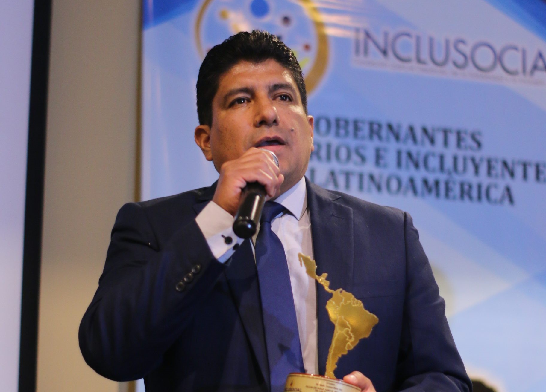 Romel Paul Sarmiento Castro recibe el premio «Alcalde Solidario e ...