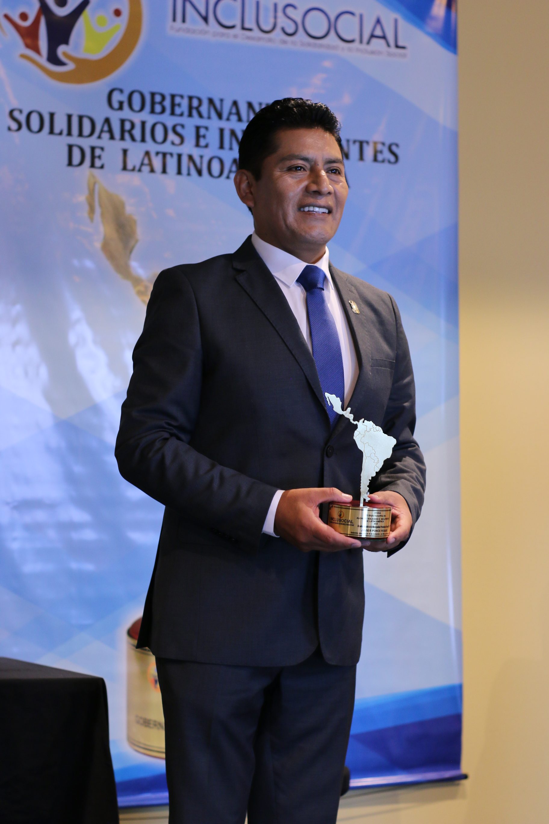 Javier Ponce Roque recibe el premio «Alcalde Solidario e Incluyente de ...