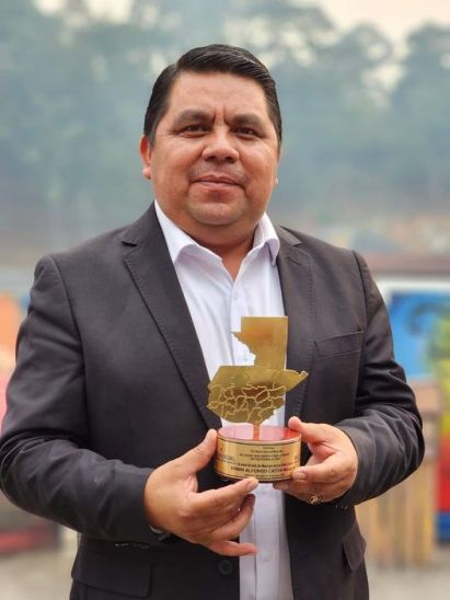 Erwin Alfonso Catún Maquín, recibe el premio «Alcalde Solidario e ...