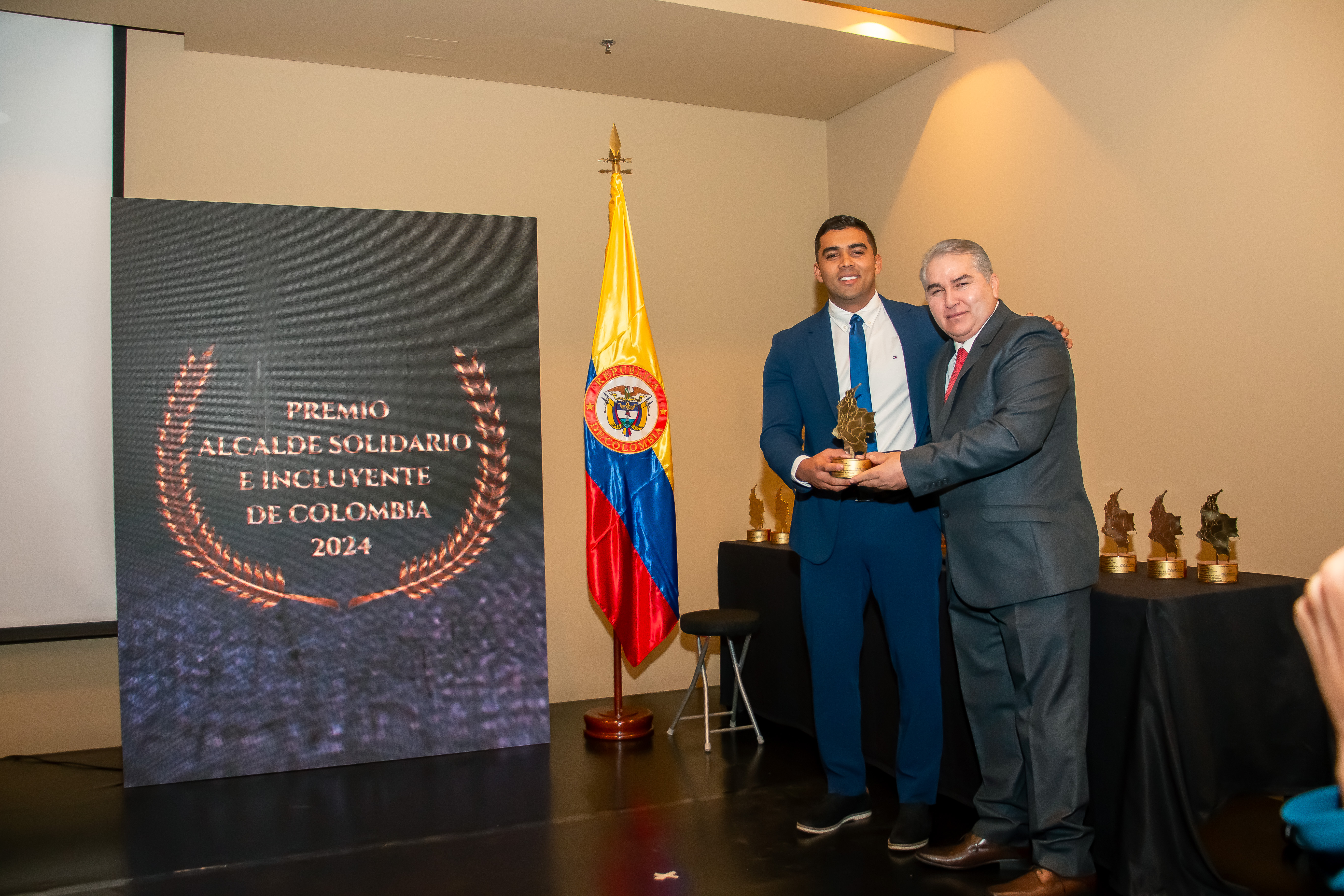 Kevin René Bernal Morales recibe el premio «Alcalde Solidario e ...